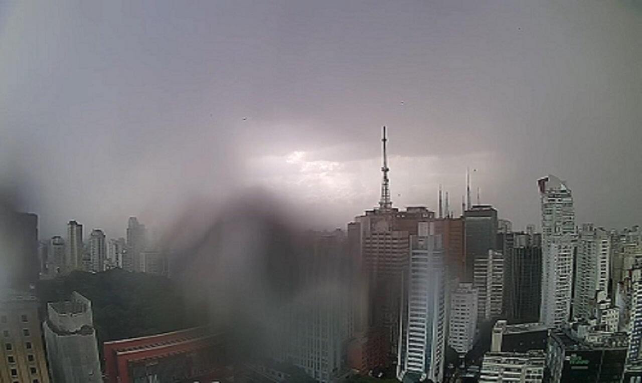 Tempo fechado e chuva persistente em São Paulo - Clima ao Vivo