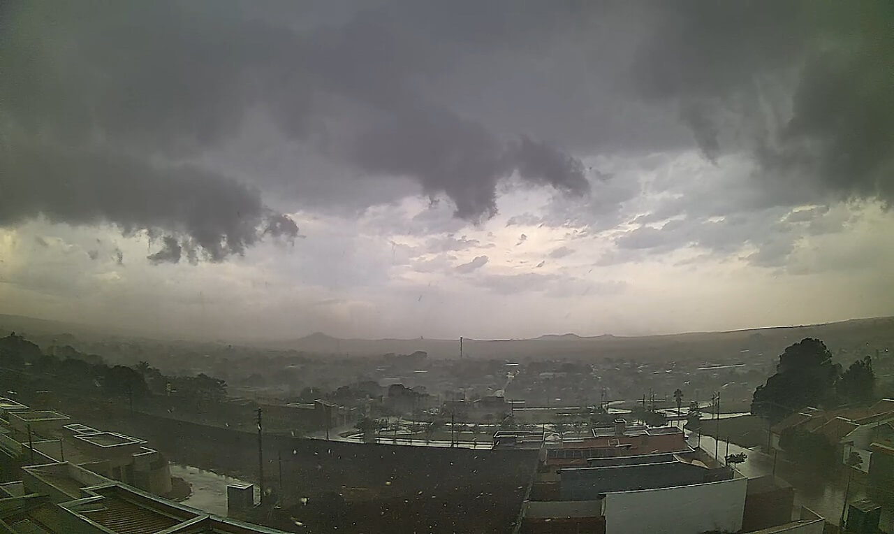 Temporal intenso em Morro Agudo/SP, com raios e ventania. Veja o vídeo ...