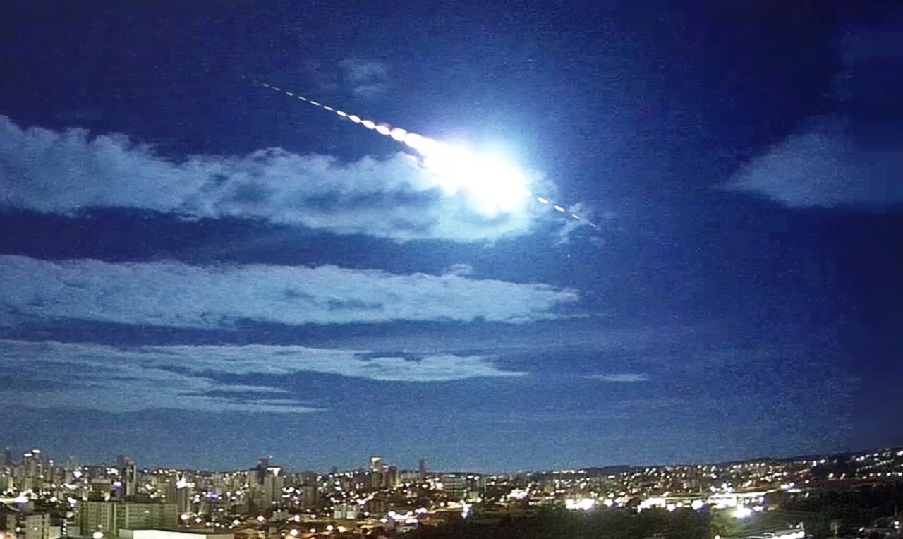 Super bólido explode no céu e ilumina várias cidades do país, veja o ...