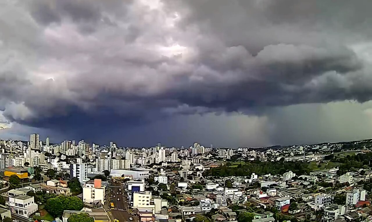 Formação de chuva forte, ventania e raios em Chapecó/SC, no fim ddesta ...