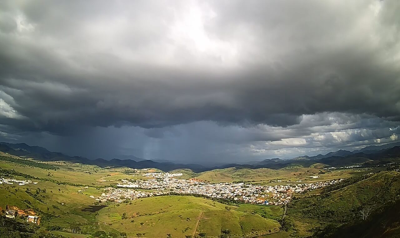 Temporal e chuva intensa em Itaperuna/RJ, na tarde desta quinta-feira ...