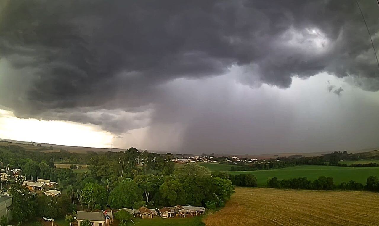 Temporal e rajadas de vento intensa em Jóia/RS, na tarde desta sexta ...