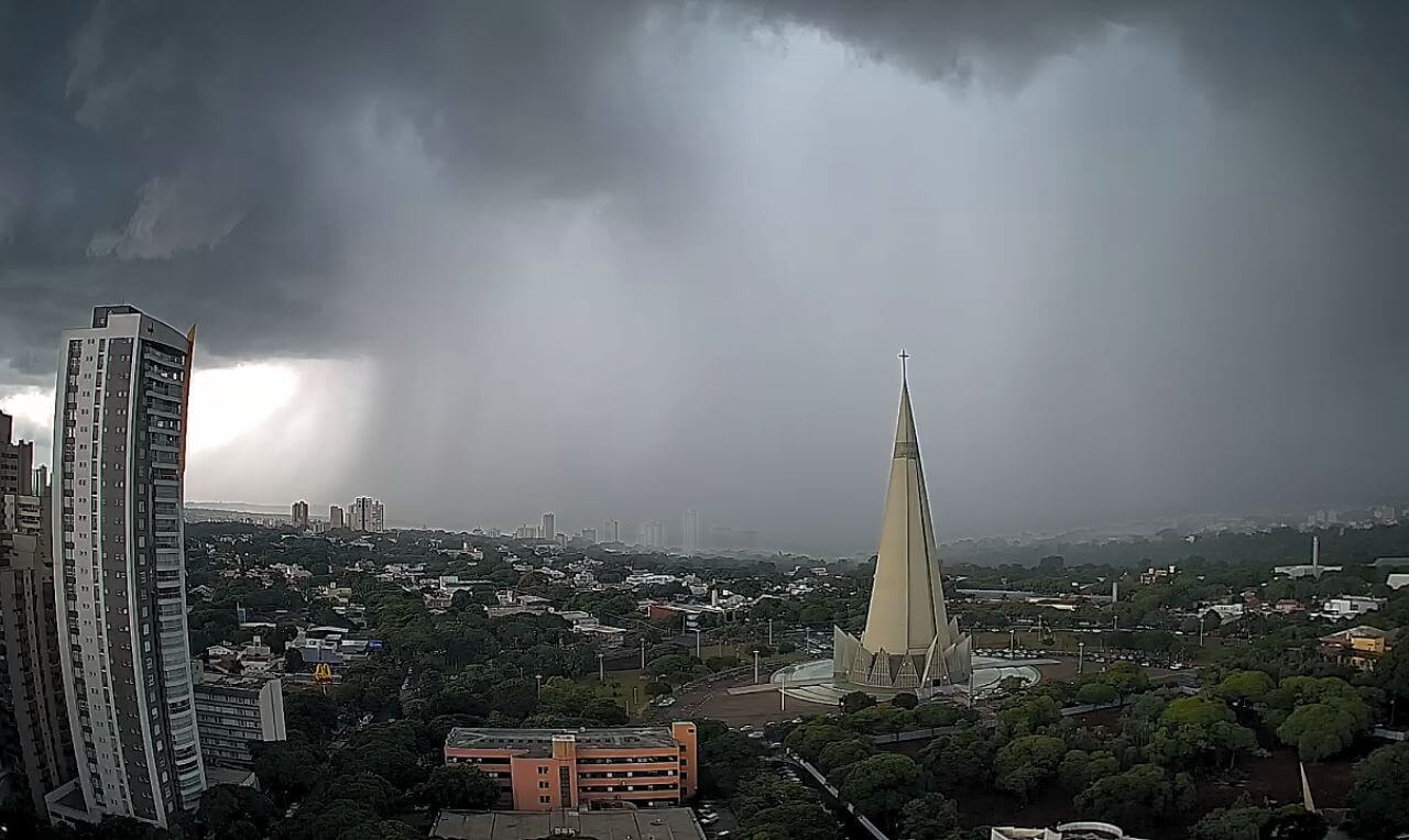 Temporal, chuva intensa e raios em Maringá/PR. Veja o vídeo exclusivo ...