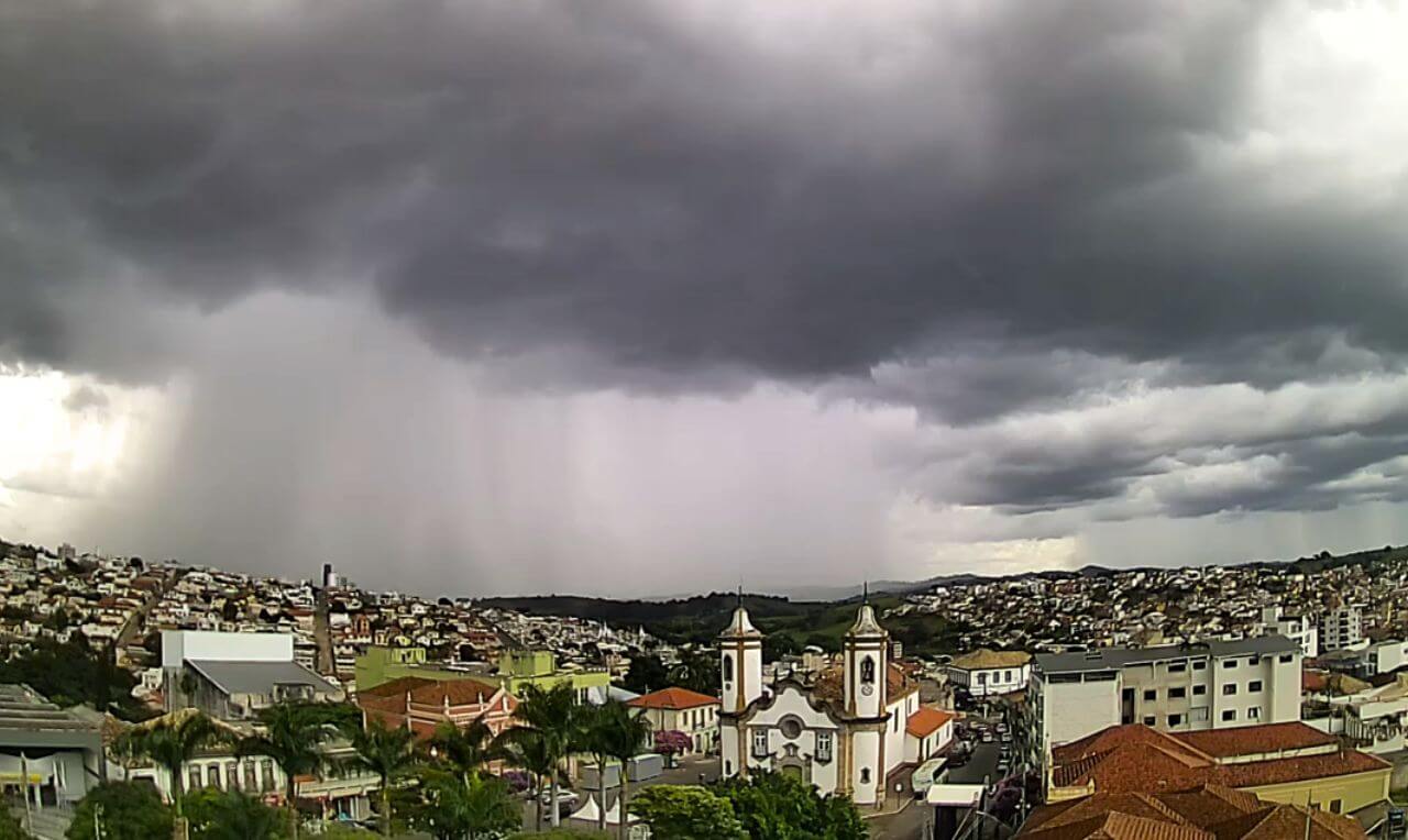 Temporal, chuva intensa e ventania em Oliveira/MG. Confira o vídeo ...