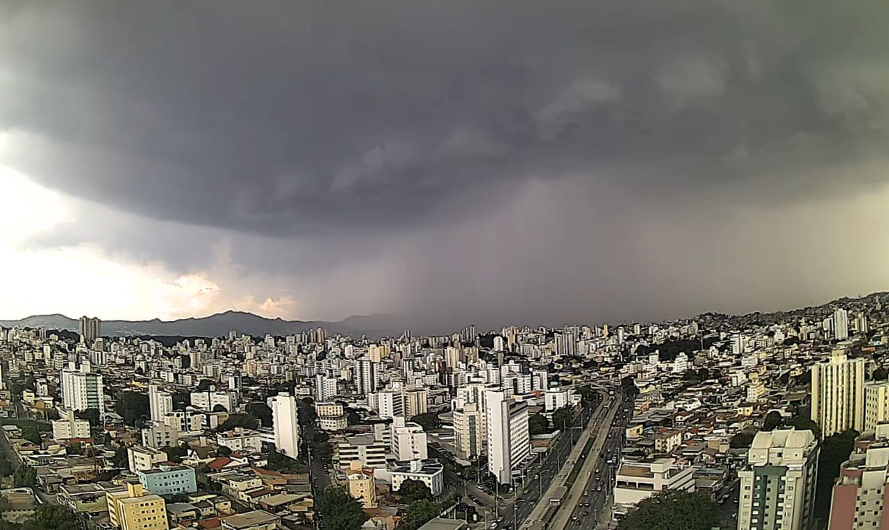 Formação de chuva intensa na Grande Belo Horizonte/MG. Confira o vídeo ...